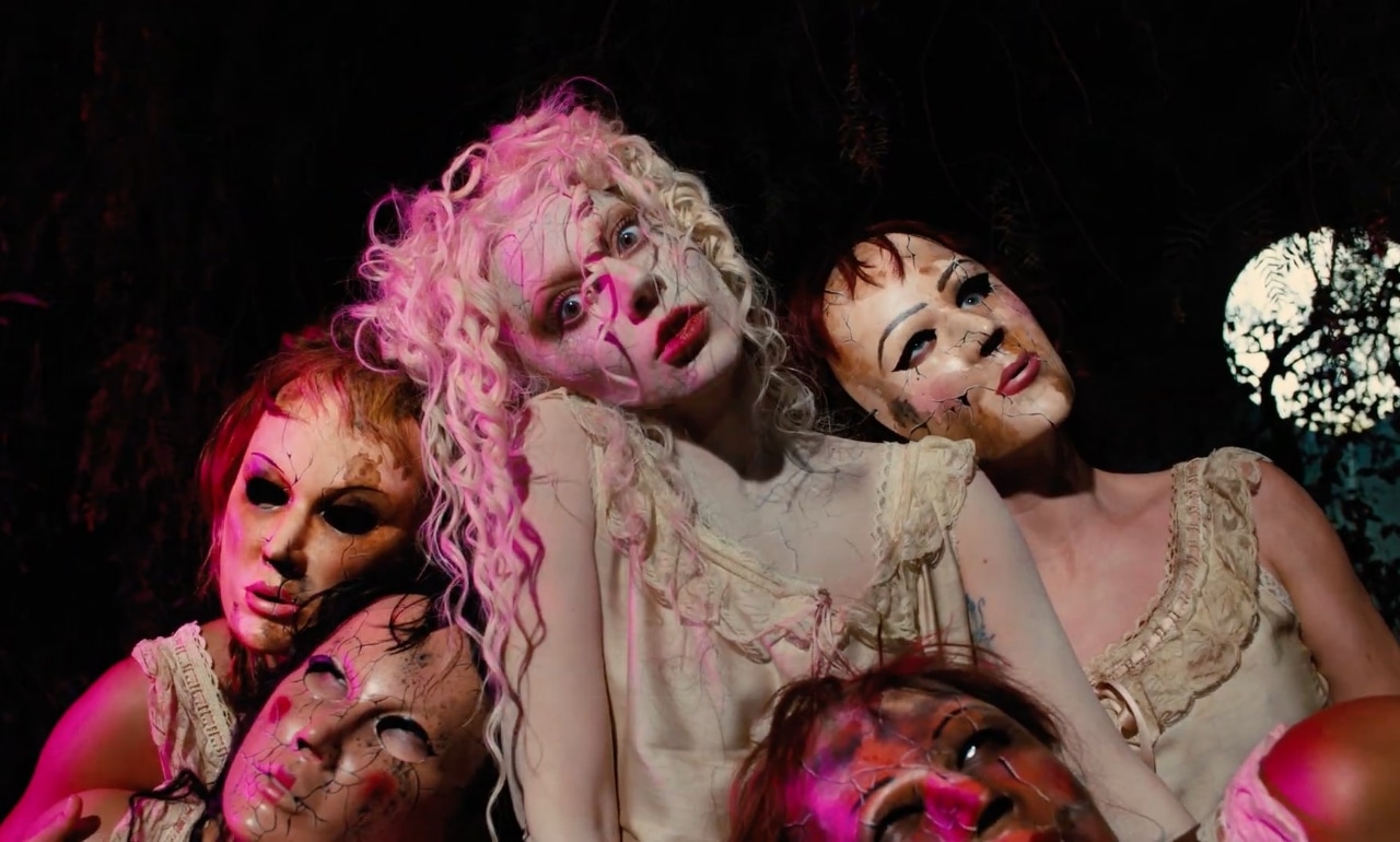 Lady Gaga y Tim Burton se unen en un oscuro video musical filmado en ...