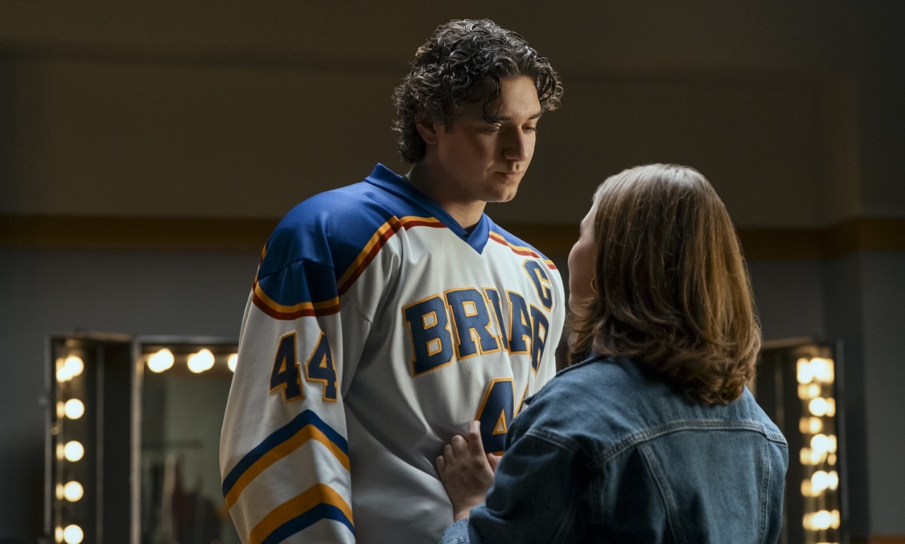 Crítica Off Campus: La serie romántica de hockey no es Heated Rivalry ...
